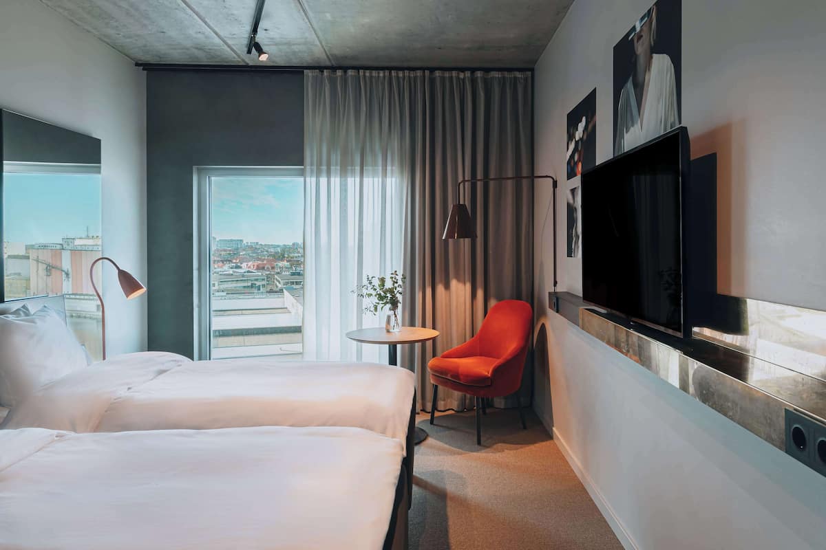 Quarto, 2 camas de solteiro, vista para a cidade | Roupas de cama premium, cofres nos quartos, cortinas blackout