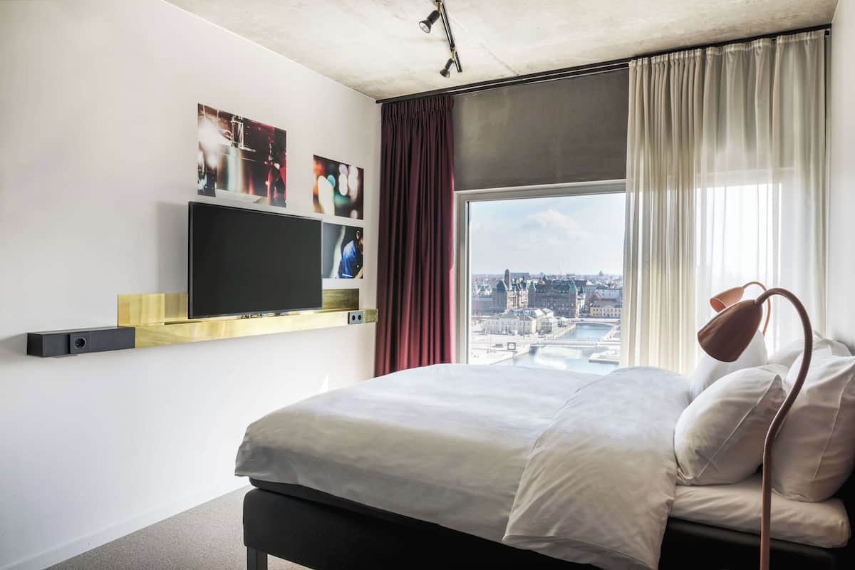 Quarto, 1 cama Queen, vista para a cidade | Roupas de cama premium, cofres nos quartos, cortinas blackout