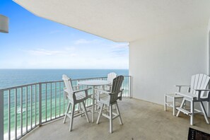 Apartamento em Condomínio Fechado, 2 quartos, vista para o oceano (2104) | Varanda