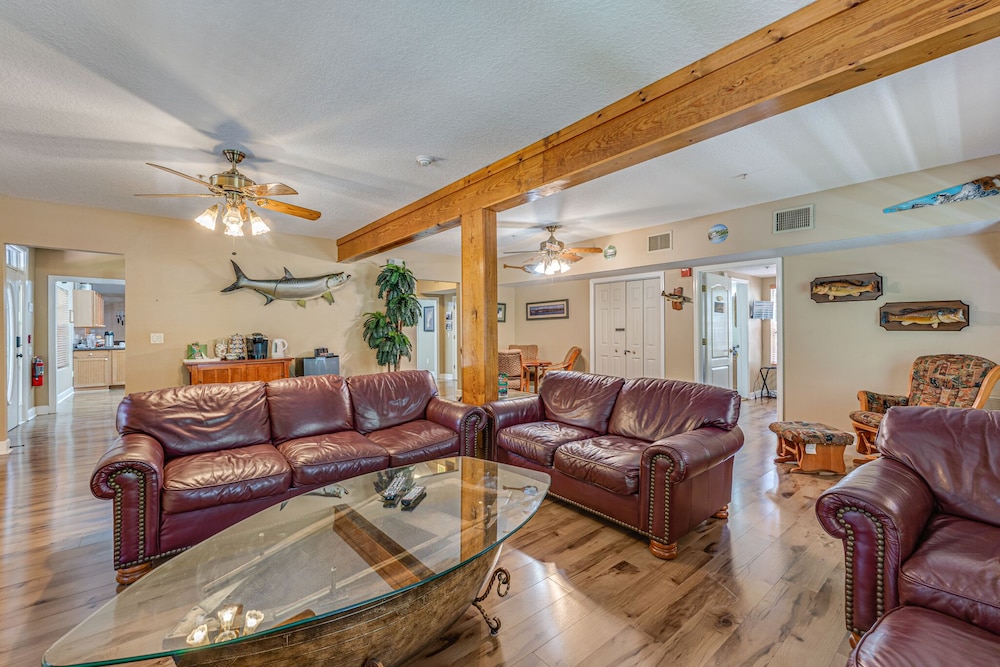 The Chassahowitzka Hotel - Homosassa Springs, FL