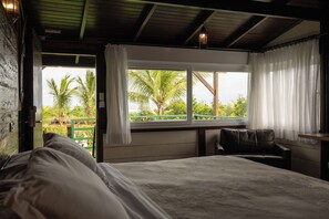 Quarto casal luxo, 1 quarto, vista para a praia | 1 quarto, frigobar, cofres nos quartos, cortinas blackout