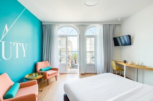 Quarto Duplo, vista parcial para o mar (Large) | Cofre com capacidade para portátil, com decoração personalizada