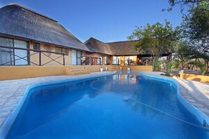 Piscina externa, espreguiçadeiras