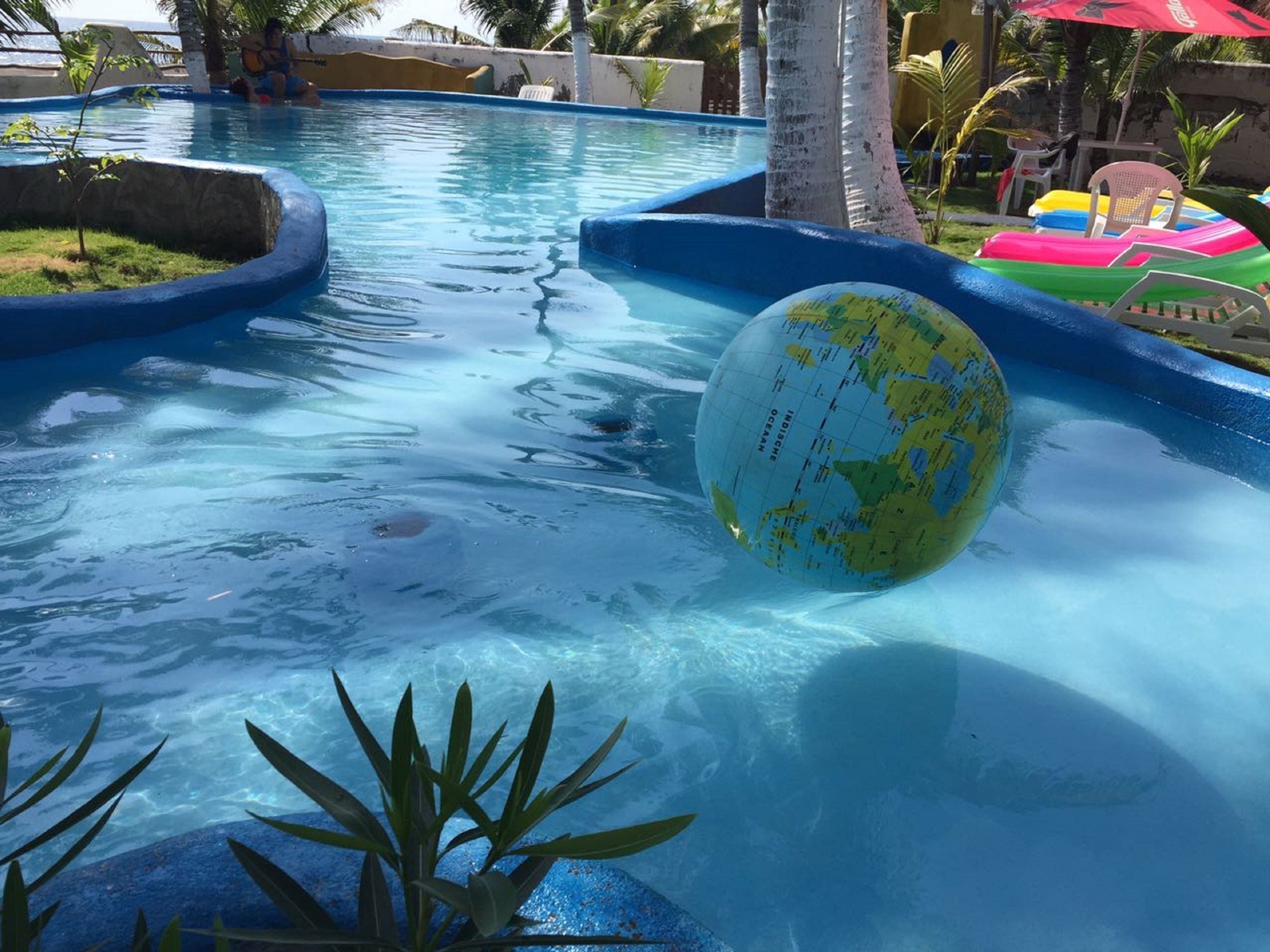 Piscina externa, funciona das 8h às 22h, espreguiçadeiras