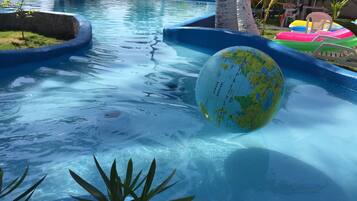 Piscina externa, funciona das 8h às 22h, espreguiçadeiras