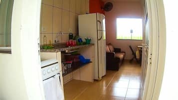 Um forno, uma placa de cozinha, utensílios de cozinha