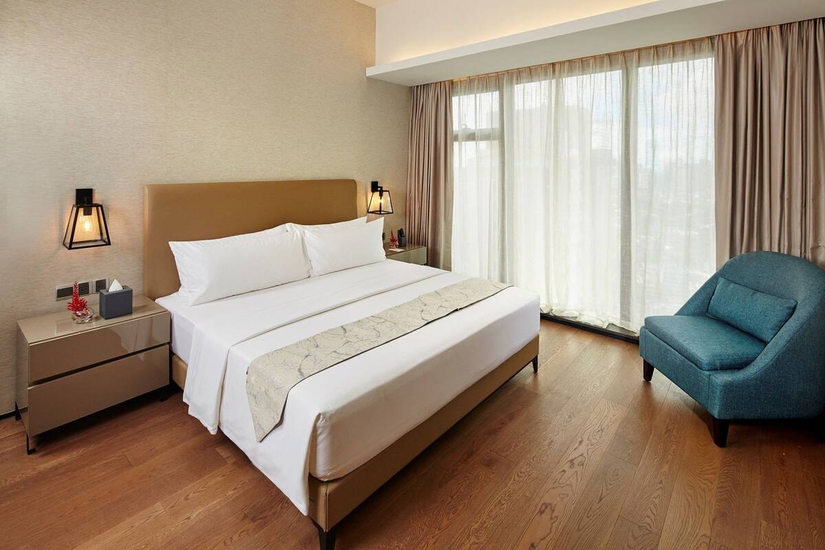 Frigobar, cofres nos quartos, escrivaninha, cortinas blackout