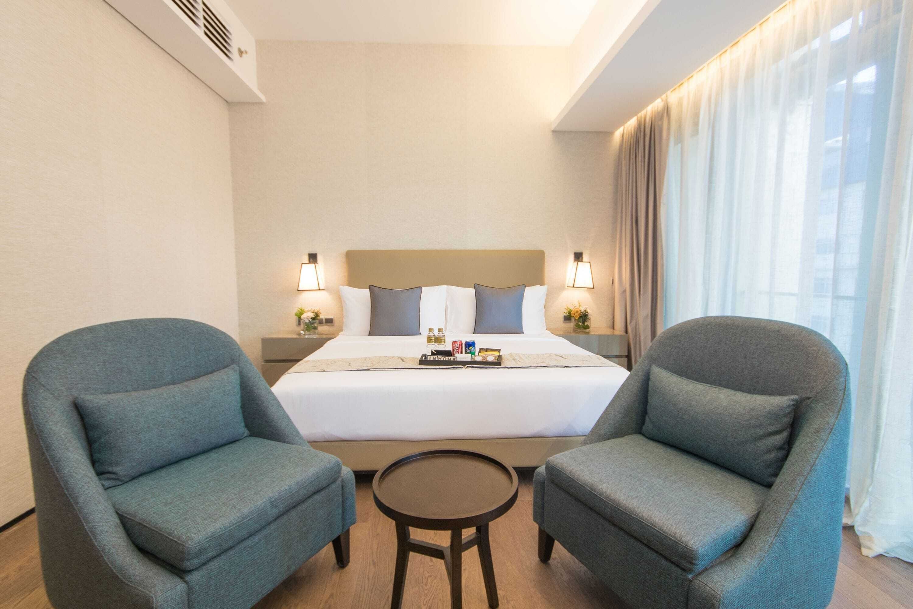 Frigobar, cofres nos quartos, escrivaninha, cortinas blackout