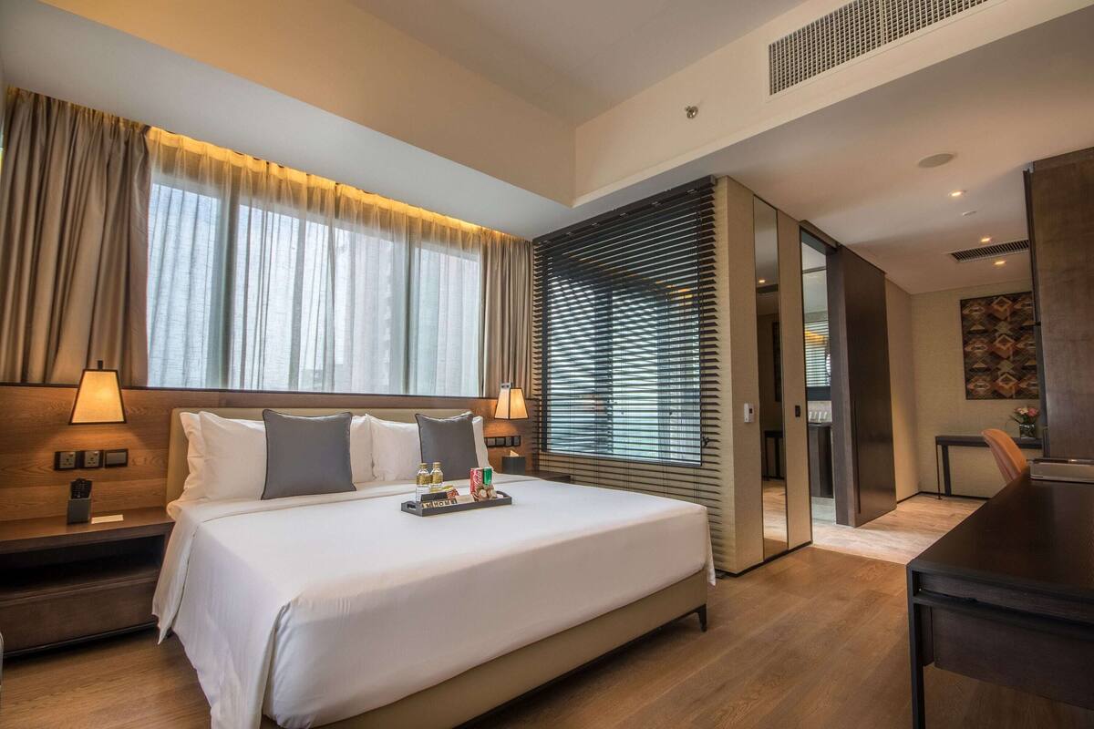 Frigobar, cofres nos quartos, escrivaninha, cortinas blackout