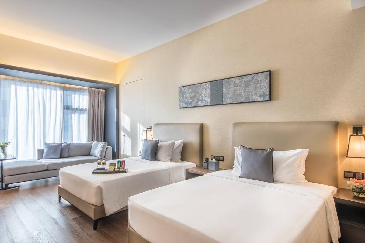 Frigobar, cofres nos quartos, escrivaninha, cortinas blackout