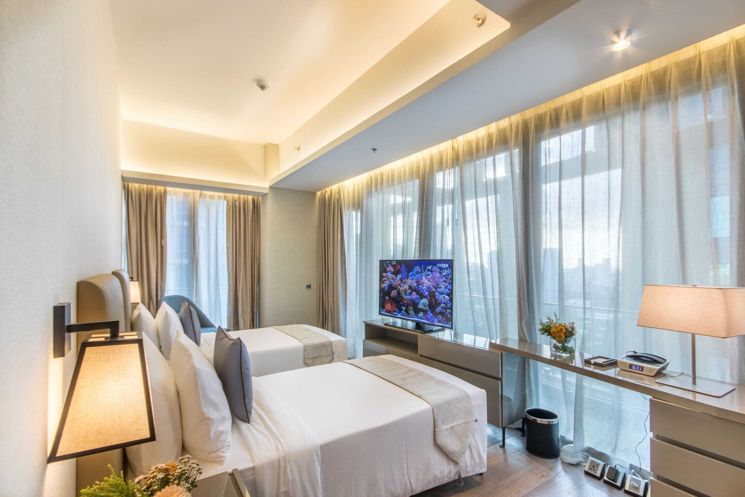 Frigobar, cofres nos quartos, escrivaninha, cortinas blackout