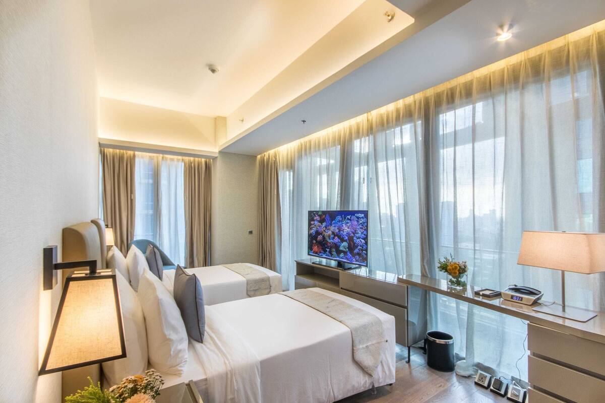 Frigobar, cofres nos quartos, escrivaninha, cortinas blackout