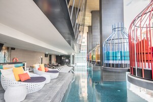 Piscina exterior, espreguiçadeiras 