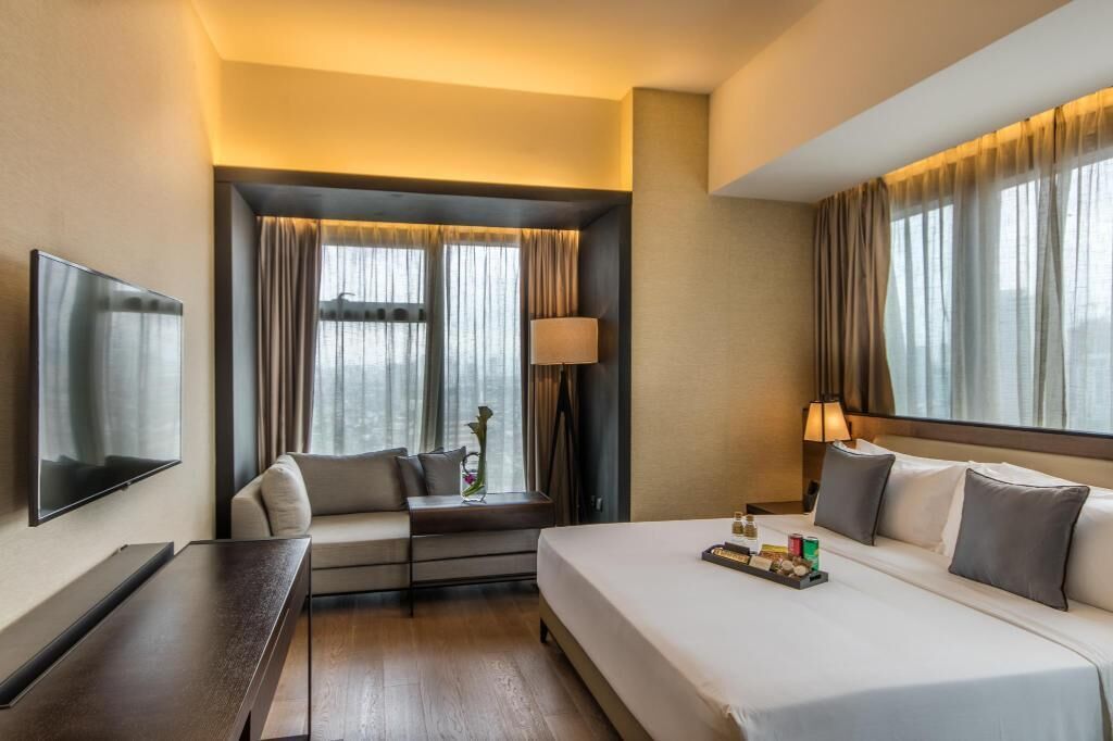 Frigobar, cofres nos quartos, escrivaninha, cortinas blackout