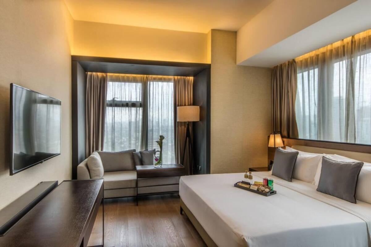 Frigobar, cofres nos quartos, escrivaninha, cortinas blackout