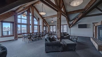 Reunion Lodge Second Level | Área de estar | TV LED 15 polegadas com canais a cabo