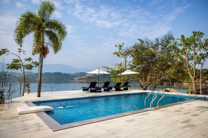 Bangalô luxo, 1 quarto, vista para a piscina | Roupas de cama premium, frigobar, cofres nos quartos