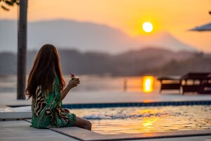 Terraço com espreguiçadeiras
