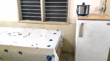 Quarto Básico (Shared Bathroom) | Refeições no quarto