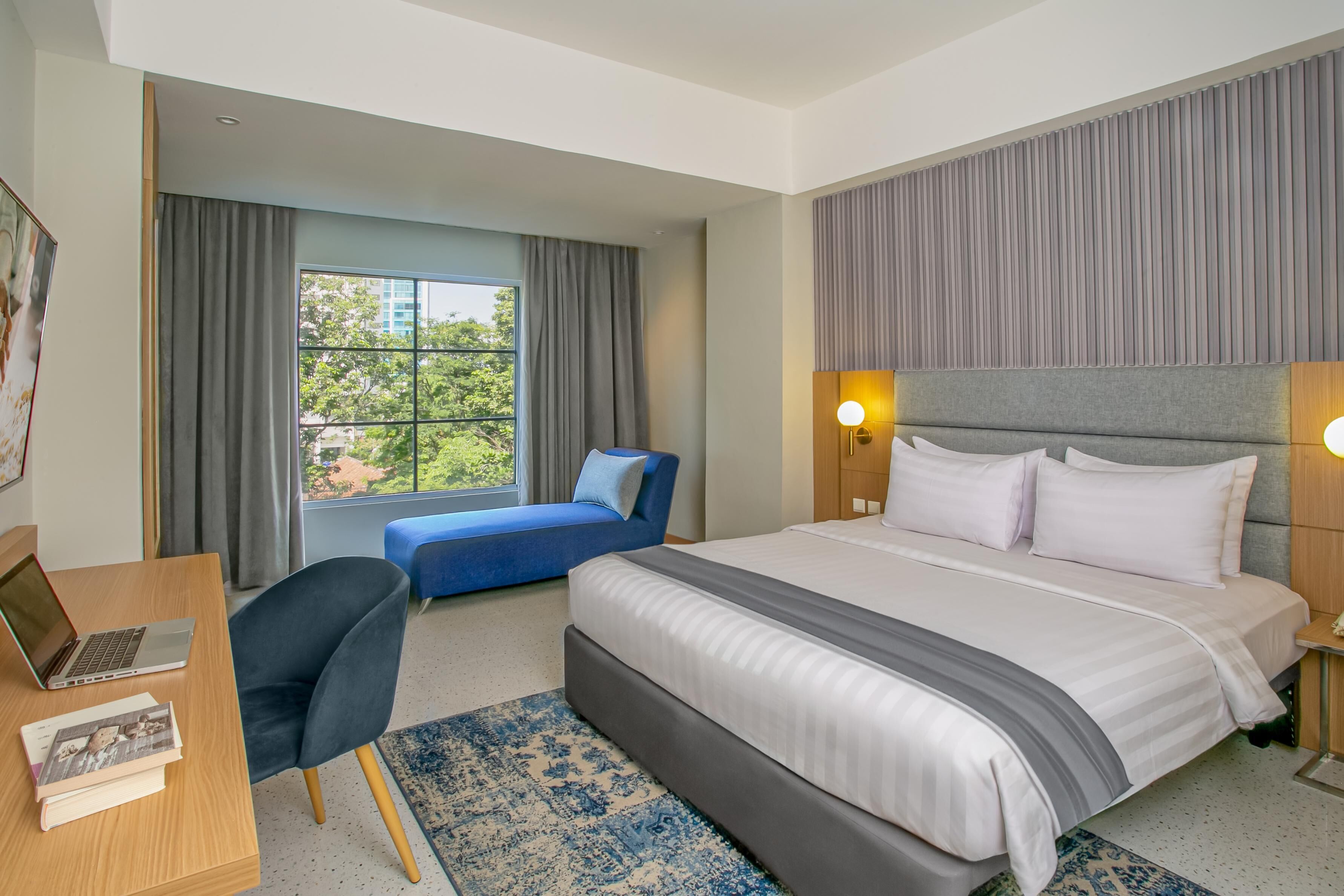 Quarto Premier | Secretária, secretária adequada para computadores portáteis 