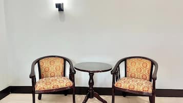 Quarto Triplo | Secretária, cortinas/cortinados opacos, Wi-fi grátis