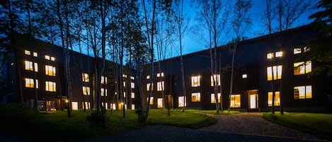 Fachada da propriedade à noite