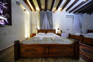 Suite Standard, terraço, vista para o pátio | Lençóis de algodão egípcio, roupa de alta qualidade, cofre no quarto