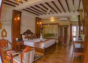 Quarto casal superluxo, vista para a piscina | Roupas de cama premium, cofres nos quartos, escrivaninha