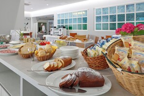 Pequeno-almoço tipo buffet diário mediante uma taxa 