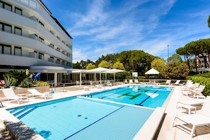Piscina exterior, da(s) 9:30 à(s) 19:30, guarda-sóis, espreguiçadeiras 