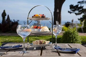 2 restaurantes: servem almoços e jantares
