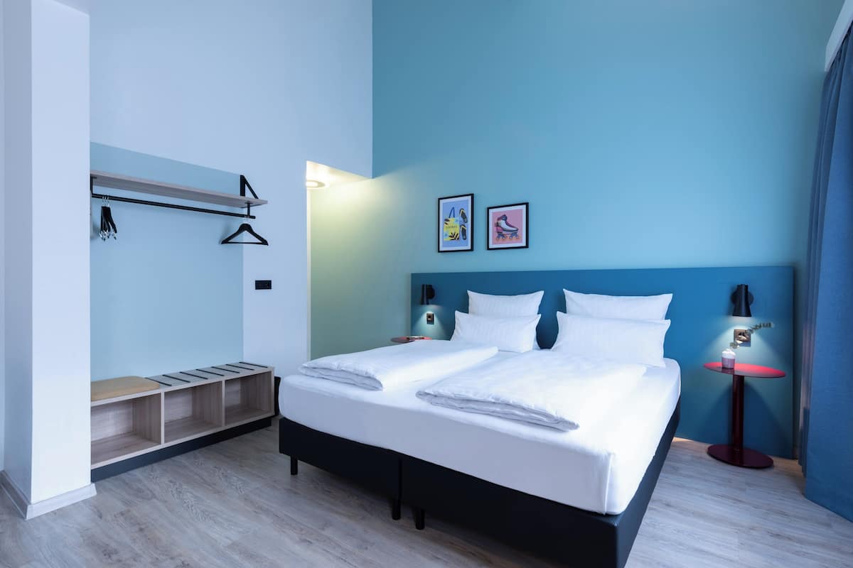 Quarto Premium, 1 cama king-size | Roupa hipoalergénica, cofre no quarto, secretária