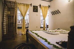 Quarto Quádruplo, pátio, junto ao mar | Cofre no quarto, secretária, quartos insonorizados, Wi-fi grátis 