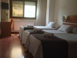 Quarto triplo conforto | Cortinas blackout, ferros/tábuas de passar roupa, berços grátis