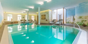 Piscina interna, espreguiçadeiras