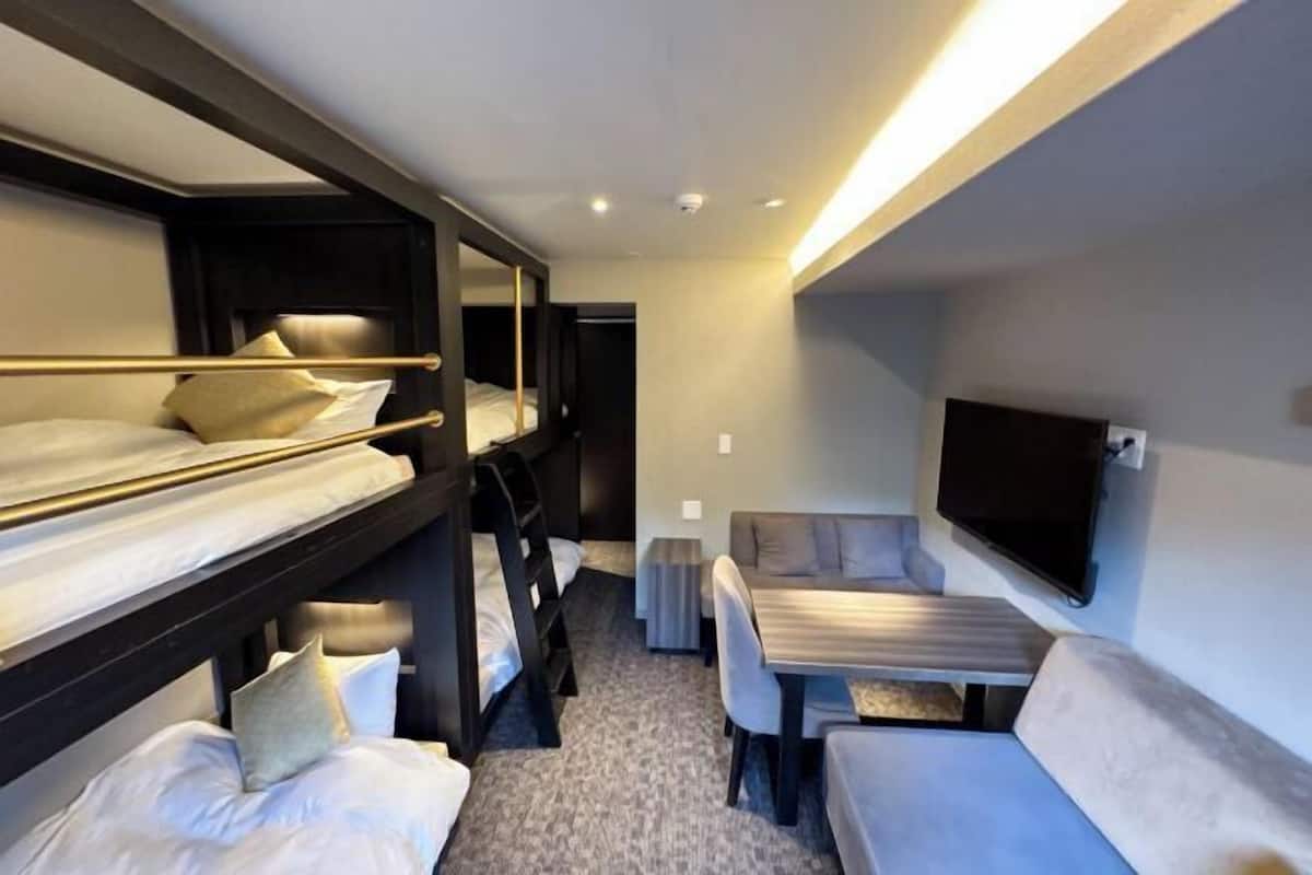 Cofre no quarto, ferro/tábua de engomar