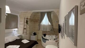 Quarto luxo, 1 cama de casal, banheira de imersão (Frantoio) | 1 quarto, roupas de cama premium, cofres nos quartos, escrivaninha