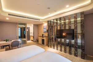 Quarto duplo clássico | Cofres nos quartos, escrivaninha, cortinas blackout