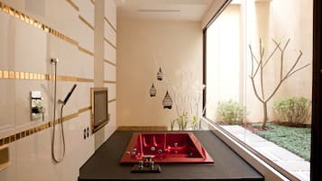 Quarto Elite | Casa de banho | Um polibã e uma banheira separados, um chuveiro de hidromassagem