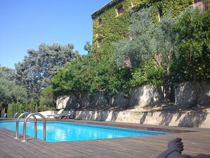 Piscina externa, guarda-sóis, espreguiçadeiras