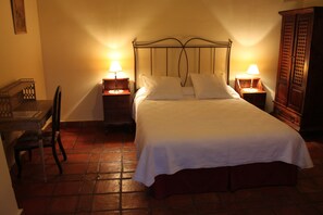 Escrivaninha, cortinas blackout, berços grátis