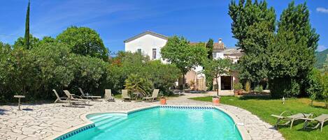 Piscina externa, espreguiçadeiras