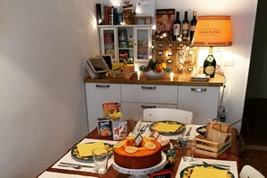 Pequeno-almoço completo diário (10 EUR por pessoa) 