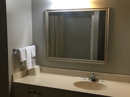 Uma combinação polibã/banheira, toalhas fornecidas