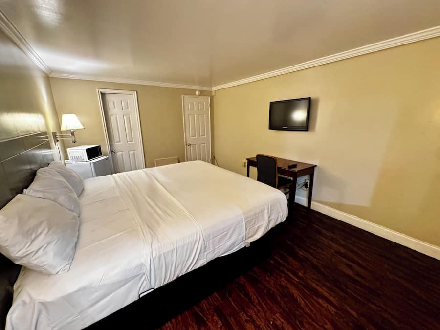 Quarto, 1 cama Queen | Cofres nos quartos, escrivaninha, ferros/tábuas de passar roupa