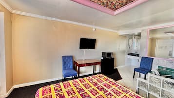 Suíte, 1 quarto | Cofres nos quartos, escrivaninha, ferros/tábuas de passar roupa