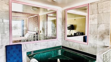 Suíte, 1 quarto | Cofres nos quartos, escrivaninha, ferros/tábuas de passar roupa