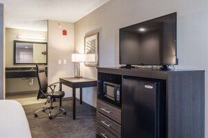 Escrivaninha, ferros/tábuas de passar roupa, berços grátis