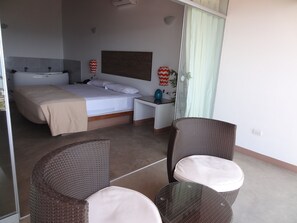 Quarto casal, banheira de hidromassagem | Frigobar, cofres nos quartos, escrivaninha