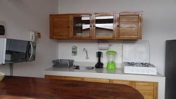 Bungalow, 2 quartos, kitchenette, vista para a piscina | Kitchenette privada